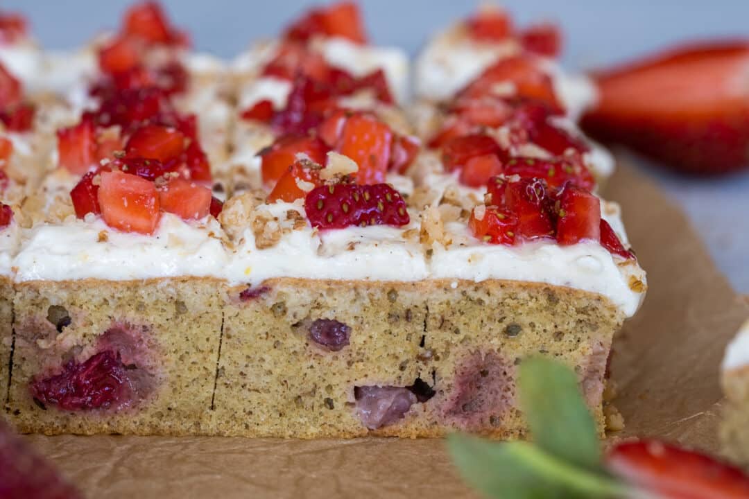 Sugar-Free Strawberry Cake with Mascarpone Frosting (Gluten-Free ...